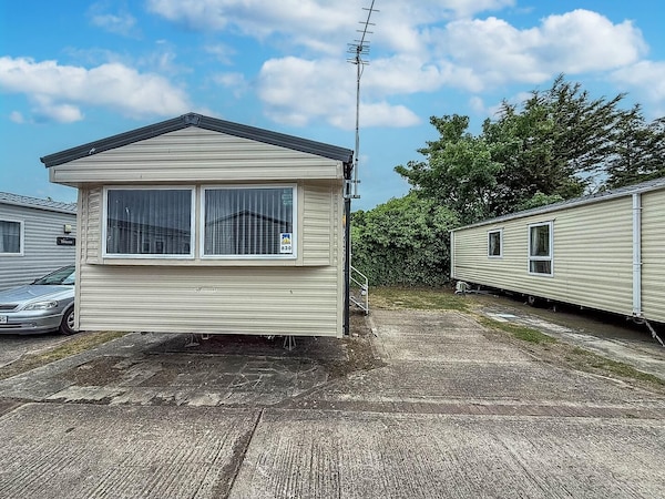 Cosy 8 Berth Caravan In Essex, Located On Seawick Holiday Park Ref 27830sw - 