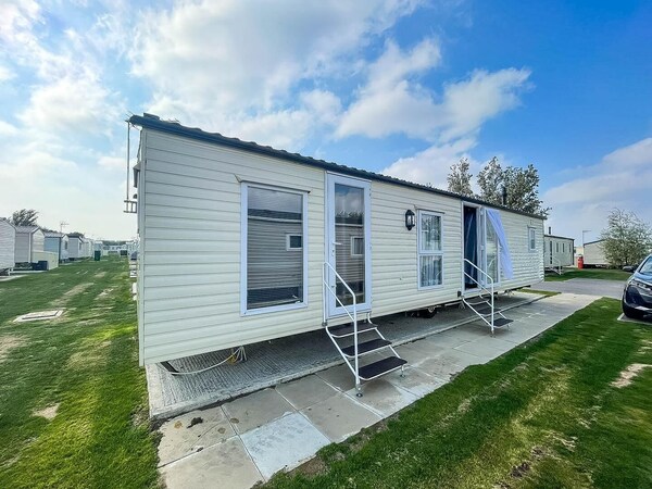 Lovely 8 Berth Caravan For Hire Near Clacton-on-sea In Essex Ref 28029dw - Clacton-on-Sea