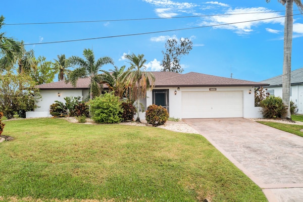 Coconut Cottage - A Cape Coral Waterfront, Updated Home W/heated Pool! - Floride