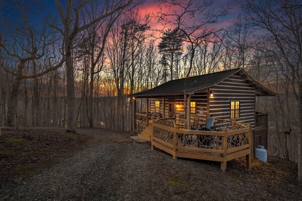 Sweet Retreat Cabin -  Fiber Optic Wi-fi, Hot Tub, Pool Table And More.... - Clarkesville, GA