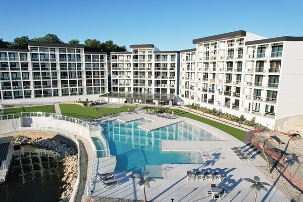 Grand Central @ Topsider Condominiums! Walk-in Level W/ Amazing Views! 40' Slip! - Osage Beach, MO