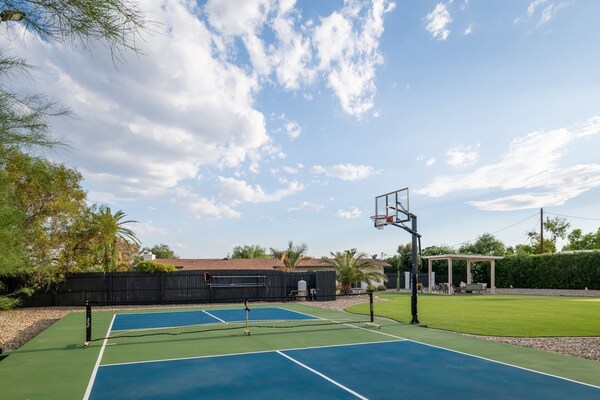 Peaceful Scottsdale Home With Playful Yard - Putting Green, Heated Pool*, & More - Fountain Hills, AZ