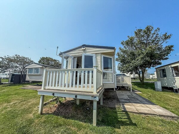 Stunning 8 Berth Caravan With Decking And Unlimited Wi-fi, Ref 71012p - Withernsea