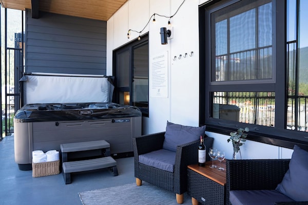 Modern 2 Bedroom Condo With Workspace - Revelstoke