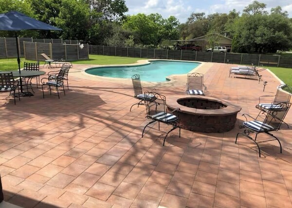 Charming 4-bedroom Retreat With Expansive Pool & Firepit Space - Kyle, TX