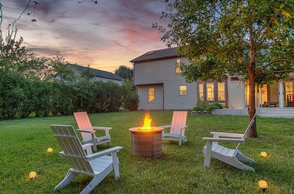 Modernhome |King-bed |Firepit |Sleeps 12| Large Groups - Greenfield, IN