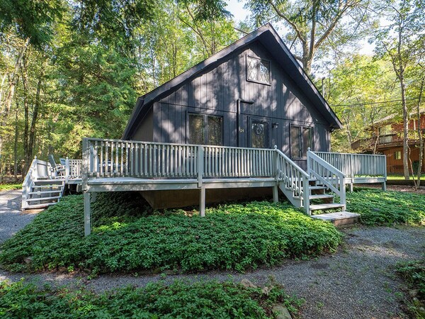 Cozy 2-bedroom Cabin Located In The Heart Of The Poconos! - Pocono Mountains, PA