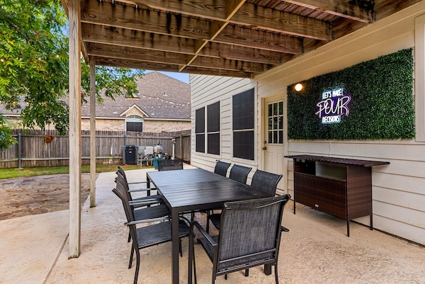 Neon Cowboy House With Private Pool - Taylor, TX