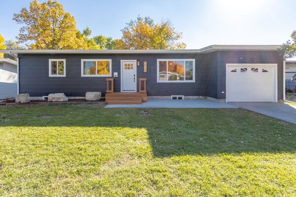 Enjoy The Saltwater Hot Tub And Gas Fire Pit In This 5 Bedroom 2.5 Bath House - Billings, MT