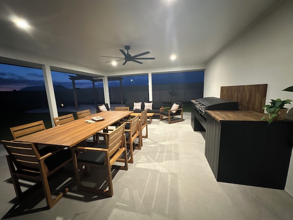 Brand New Build In Town, Aircon & Wifi - Robe