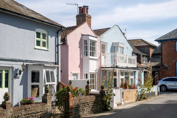 10 Hertford Place - Sleeps 5 Guests  In 3 Bedrooms - Aldeburgh