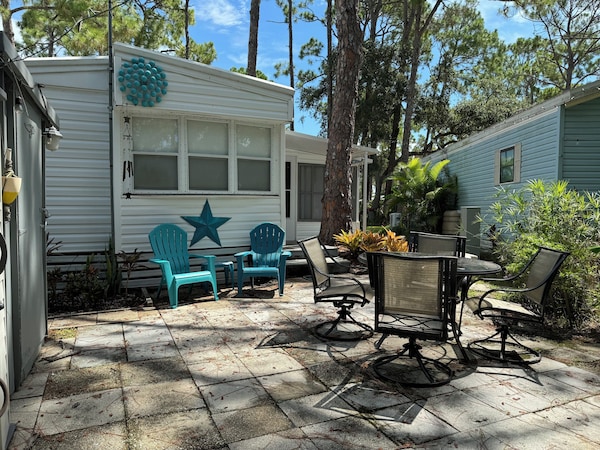 Venice Bungalow - Come Relax Near The Myakka River & 15 Minutes From The Beach! - Venice, FL