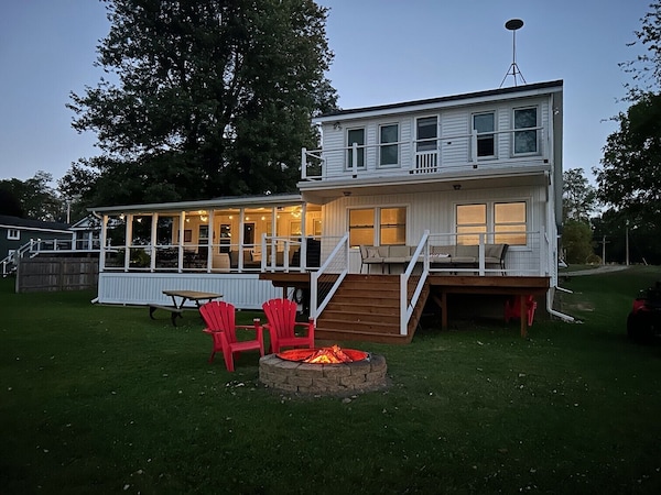 Cozy 3bd/3bth On Thornapple Lake, Close To Boat Launch, Shopping, Restaurants! - Hastings, MI