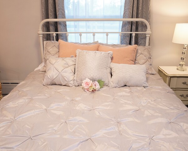 Historic Gate Lodge Lovingly Renovated And Fully Furnished In Quaint Akron - Corfu, NY