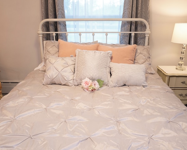 Historic Gate Lodge Lovingly Renovated And Fully Furnished In Quaint Akron - Corfu, NY