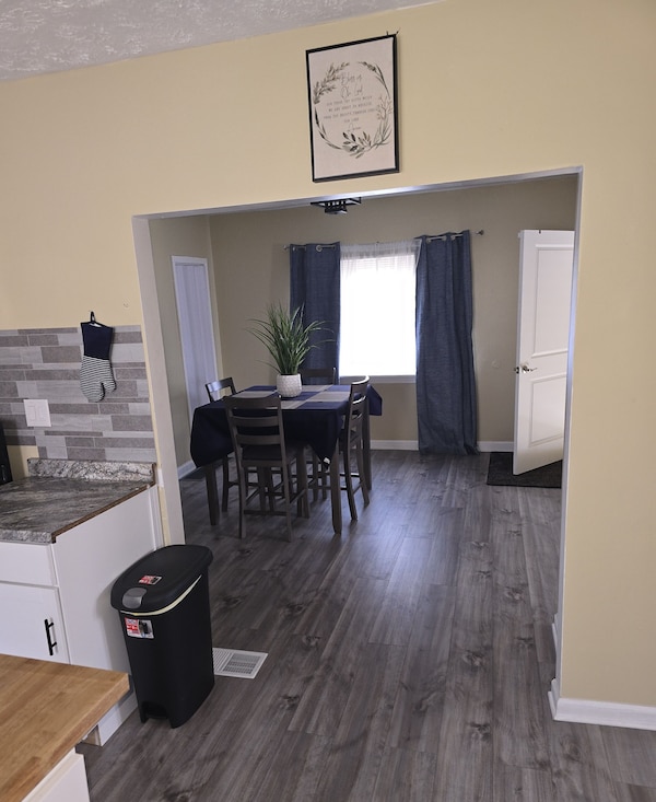 Cozy 2-bedroom Newly Renovated With Balcony And Updated Kitchen And Bath. - Amherst, OH