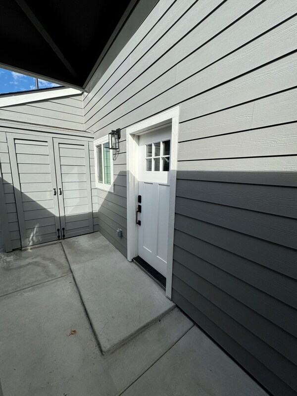 Bright & Modern Gem: Central Location ~ New\nentire 2bd/1ba Guesthouse - Concord, CA