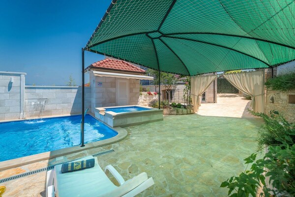 Holiday Home šKrika -Three Bedroom Home With Heated Pool And Jacuzzi - Supetar