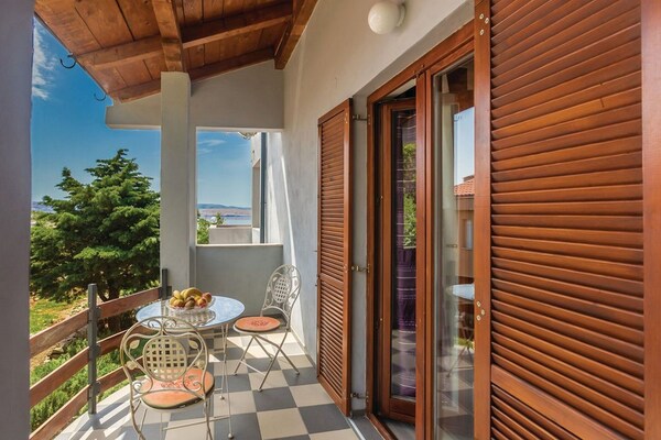 Apartments Paola - Two Bedroom Apartment With Terrace And Sea View - Karlobag