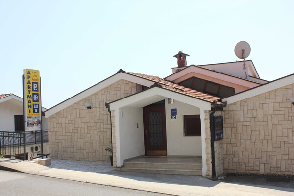 Guest House San Antonio-one Bedroom Apartment With Balcony No.2 - Ploče