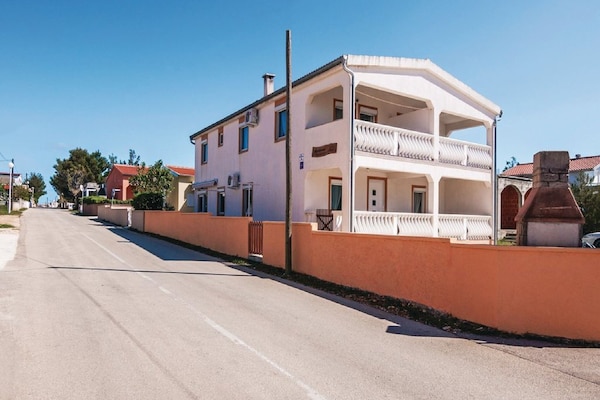 Apartments Hak - One Bedroom Apartment With Balcony - Vir
