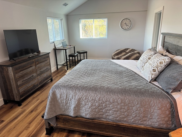 Low Rates!! Stunning Home!, Sleeps 14, 40 Mile View! Owner's Pool Pass Included! - Harrisonburg, VA