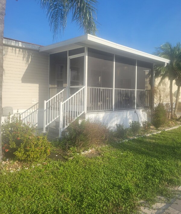 Cozy Beach Cottage....just A Few Miles From Ft Myers, Sanibel And Bunche Beaches - Fort Myers, FL
