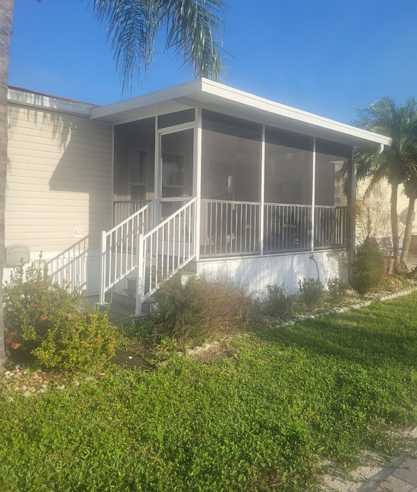 Cozy Beach Cottage....just A Few Miles From Ft Myers, Sanibel And Bunche Beaches - Fort Myers, FL