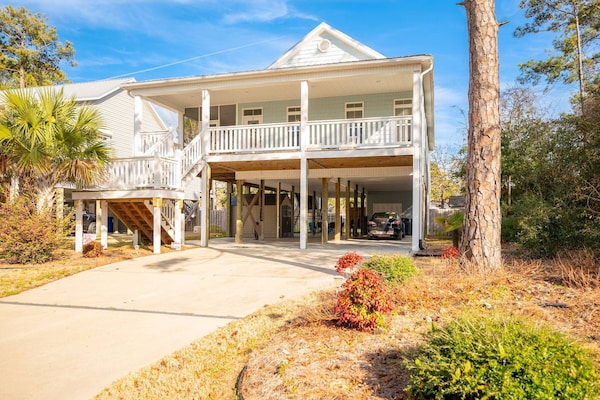 Seaside Escape-3 Bedroom,dog Friendly,walk To Beach,fenced Yard,screened Porch. - Oak Island, NC