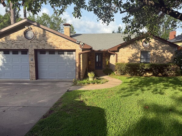 Waterfront 3-bedroom House On Cedar Creek Lake In Star Harbor, Dock And Porch\n - Log Cabin, TX