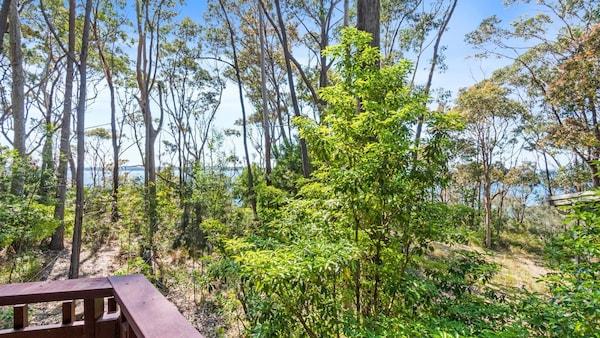 Relax And Unwind In The Lovely Home Next To The Ocean - Malua Bay