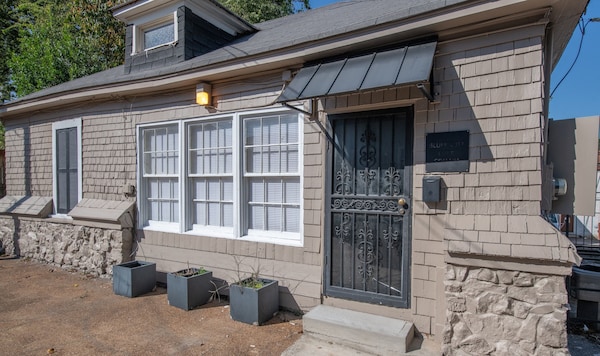 Bluff City Luxe-cottage: 2 Bed, 1 Bath, Private, Gated, Completely Renovated! - Memphis, TN