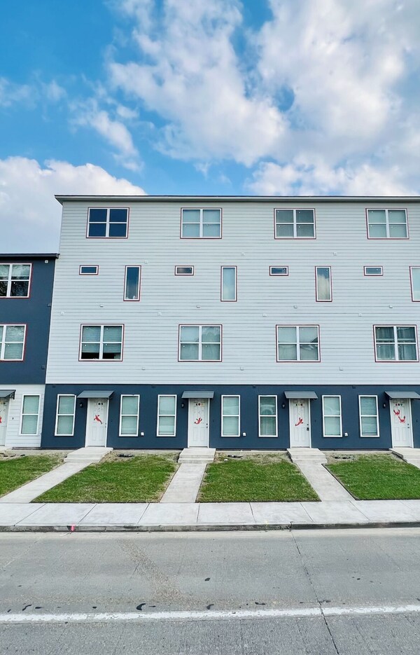 Cozy 1-bedroom 1 Bath Condo In Walking Distance To Downtown Lafayette. - CAJUNDOME & Convention Center