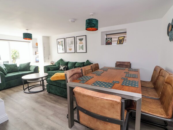 The Railway Cottage, Pet Friendly, With Hot Tub In Llandudno - Llandudno