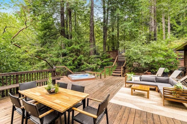 Treetops Bungalow ~ Spacious And Spacious 2 Bedroom, Hot Tub, Woof! - Cazadero, CA