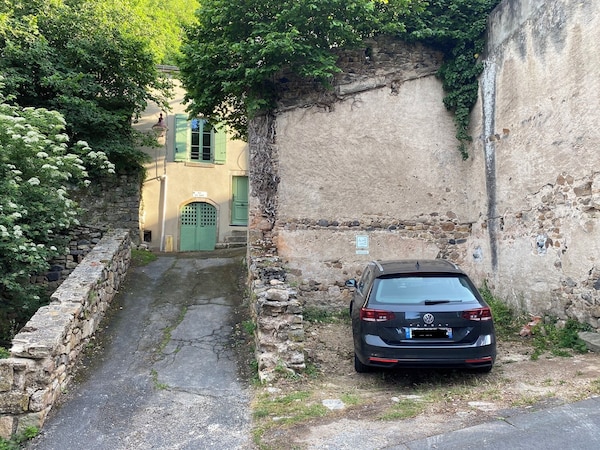 Maison Au Pied Du Château + Parking Privé - Auvergne