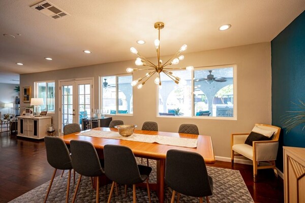 Updated, Very Private, Very Large, Luxurious Oasis - Las Vegas, NV