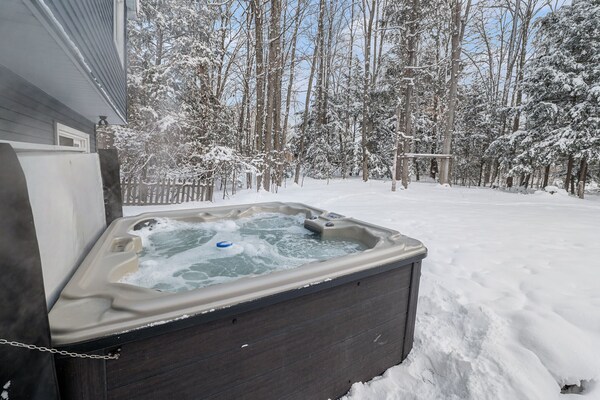 Sunset Cedar With Hot Tub! Dog Friendly! - Traverse City, MI