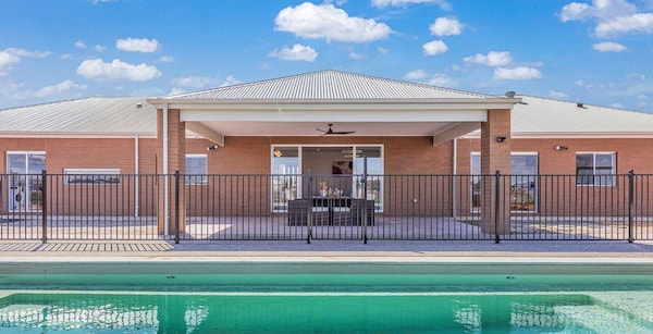 Luxury Country Estate | Heated Pool - Echuca