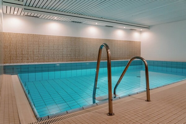 Ein Kombinierter Wohn-und Schlafbereich Mit Schwimmbad Und Sauna Im Haus. - Keitum