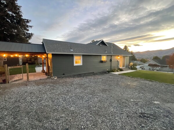 Comfy 3-bed Bungalow In East Wenatchee, Where Nearby Adventures Await. - Wenatchee, WA