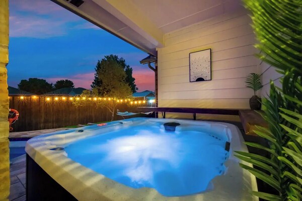 Luxurious Gem With A Pool, Spa And Outdoor Kitchen - Blue Ridge, TX