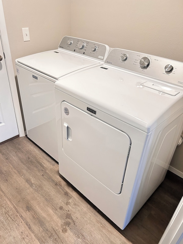 Charming Bedroom In Broken Arrow With Hi Speed Wifi & Ac Suitable For Long Stays - Broken Arrow, OK