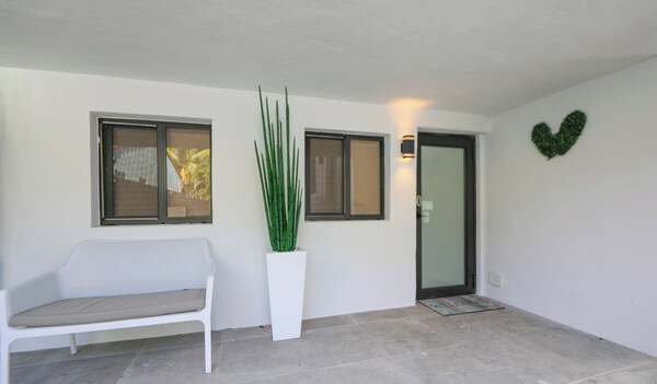 Charming Miami Design District Cottage 1br/1ba- Free Parking- Hot Tub - Miami