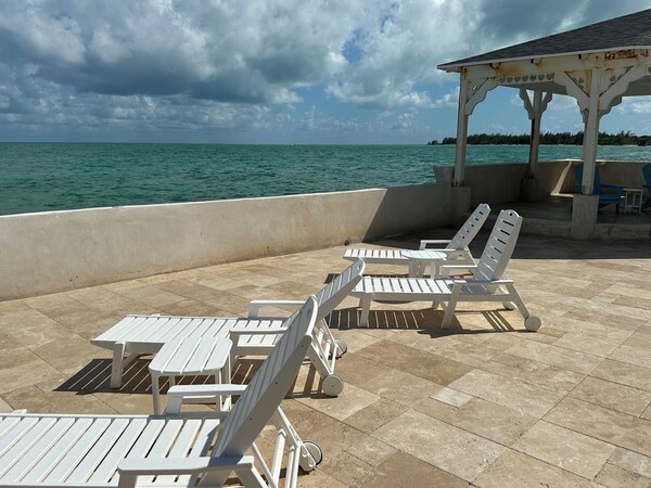 Unbelievable Ocean Views & Spacious 6-bedroom House  In Beautiful Nassau - Nassau