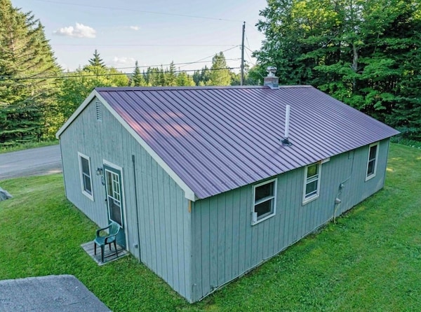 Tranquil 2-bedroom Cabin Directly Across From Back Lake! Trail Access & Parking! - Pittsburg, NH