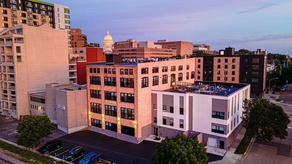 One Bedroom Queen In The Heart Of Downtown. - Madison, WI