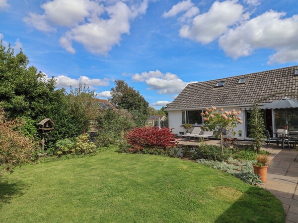 Meadows End, Pet Friendly, Character Holiday Cottage In Broadmayne - Lulworth Cove