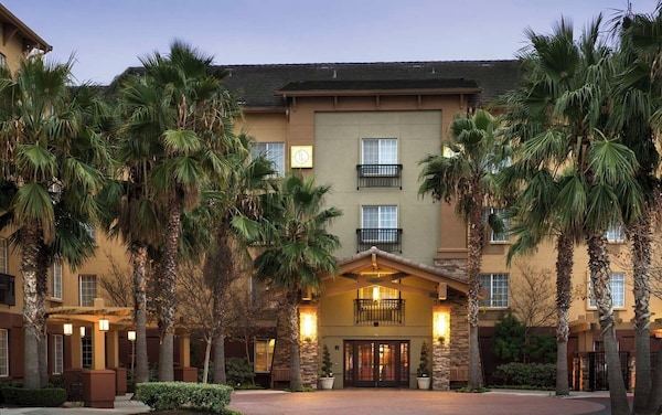 4 Comfortable Suites W/ Fireplace & Separate Living Space  Near Intel Campus - Oregon