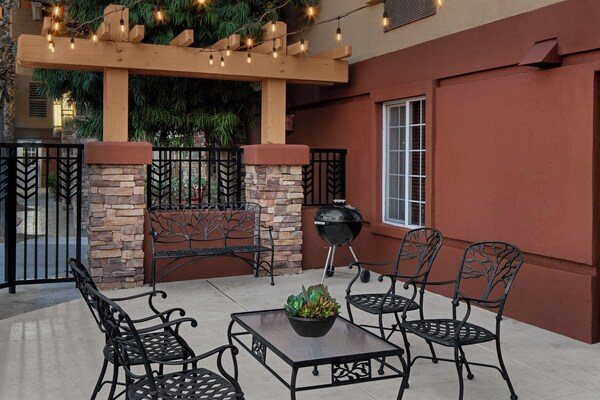 Homey Extended Stay! Full Kitchen, Free Parking, Free Airport Shuttle! - Tukwila, WA